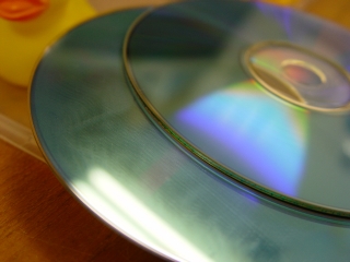 JyAM's PC: CD-R are insured by the CD-ROM Case (2004/10/30)